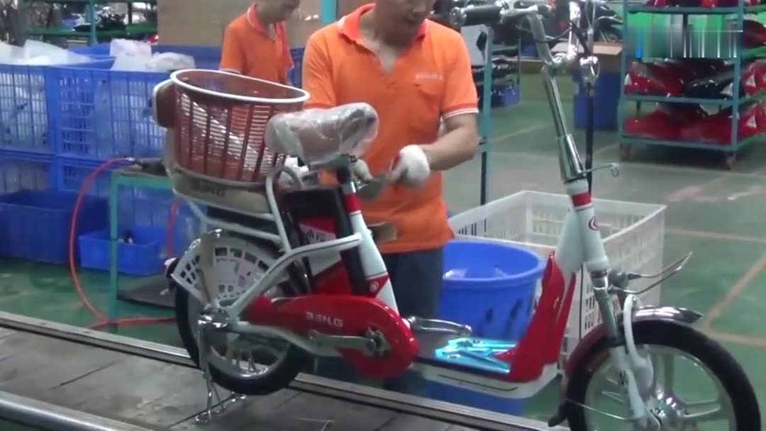 老外探访中国电动车生产车间,工人一辆辆的组装起来,真是难得一见