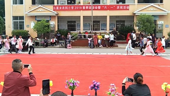 ...宝贝们,没有条件我们就强大自己去创造条件!未来的世界舞台属于你们