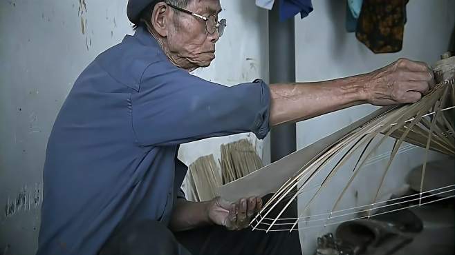 寻找手艺:油纸伞的制作,对于老人来说,和吃饭睡觉一样简单