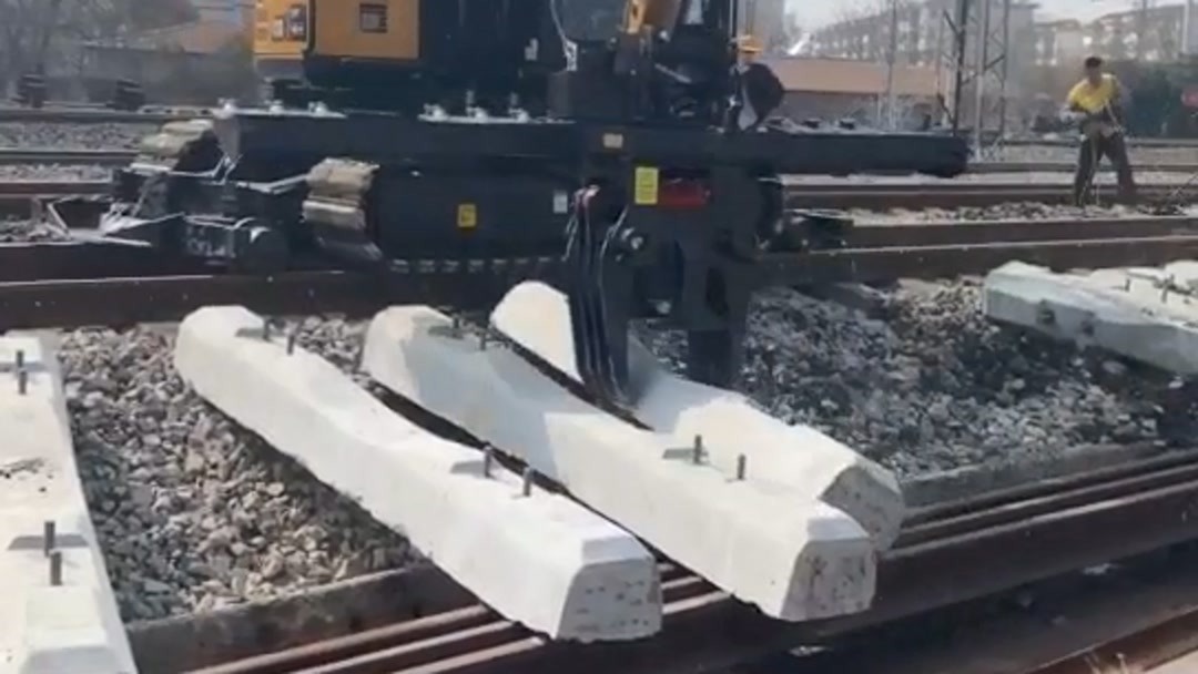 铁路换枕机工作视频