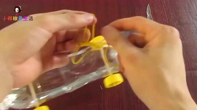 DIY小技巧:如何用橡皮筋制作动力车,制作简单,一看就会