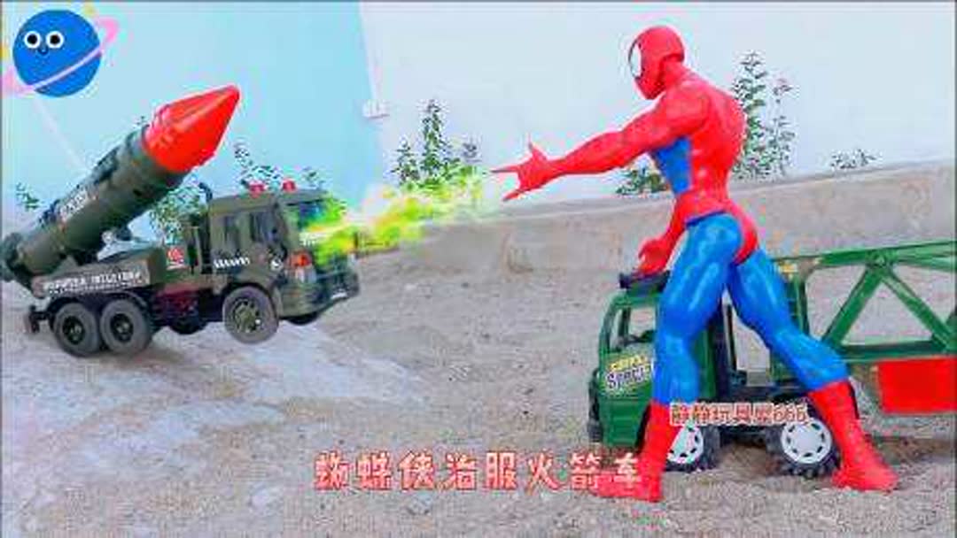 绿巨人变成火箭车破坏车子,蜘蛛侠把他打回原形