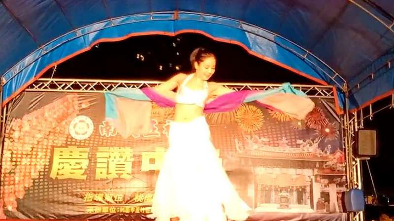 中元节到了,节日晚会上的肚皮舞表演,这是哪里来的小倩