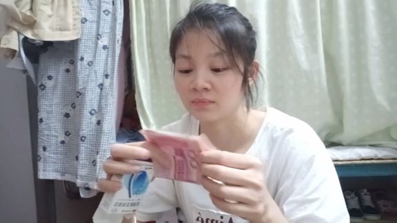 五一假期不回家,托同学弟弟车一箱东西回去,偷偷往里塞了500元