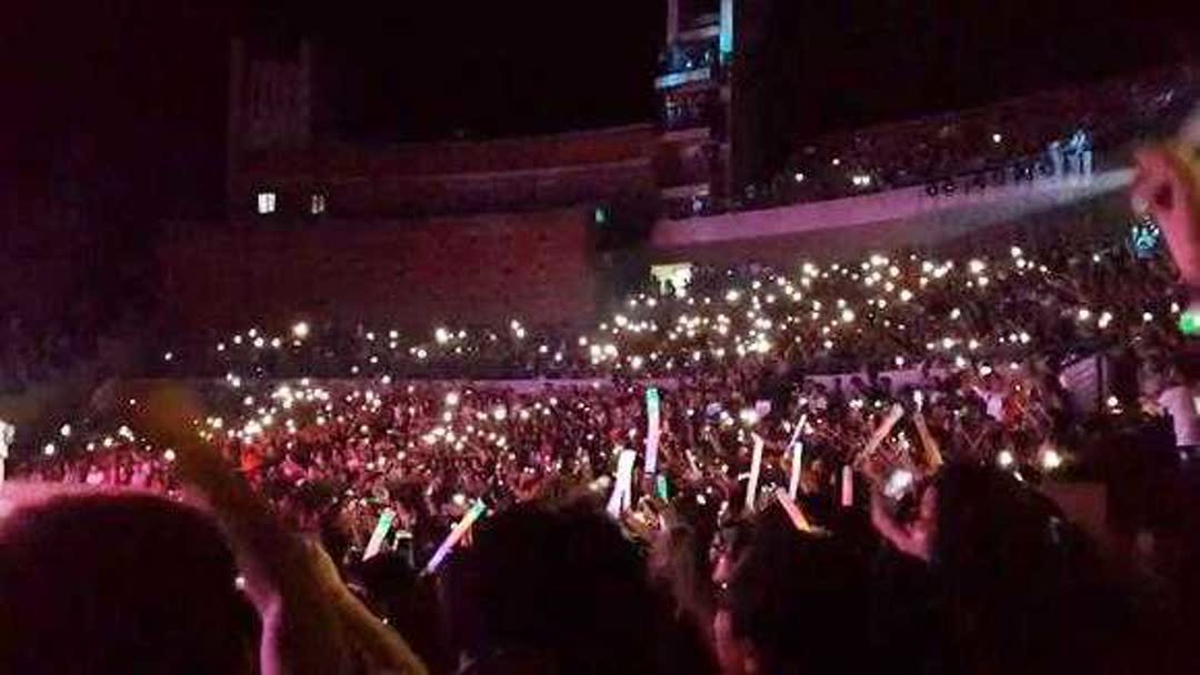 大学毕业晚会,千名毕业生大合唱《当》,唱着唱着大家都哭了