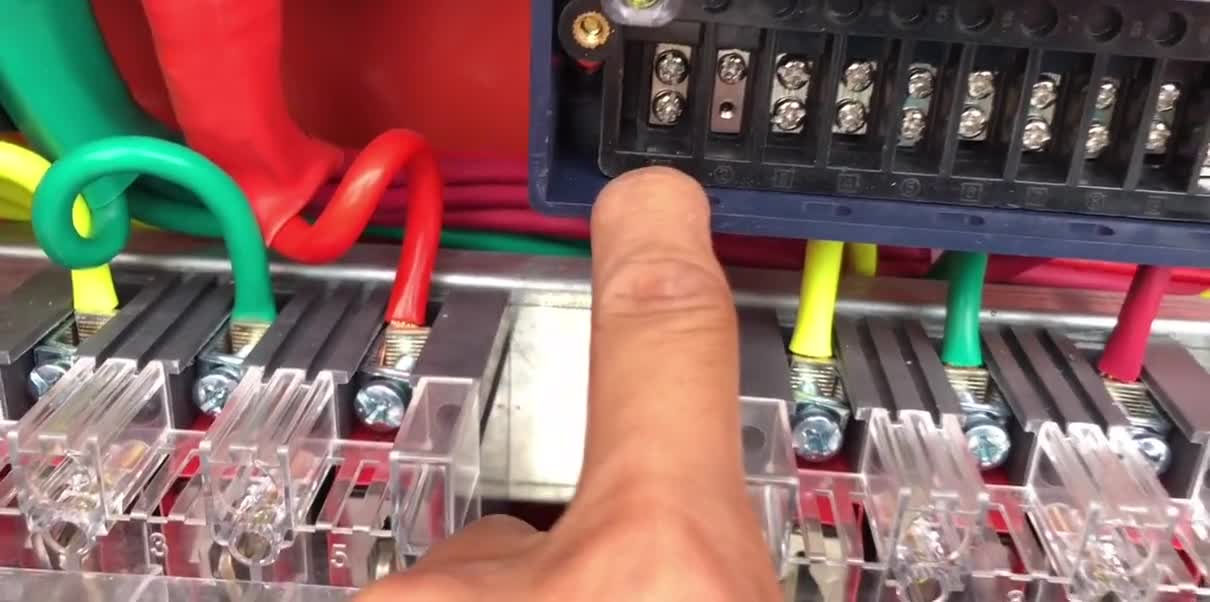 新来的电工不会接互感器电表,电工不合格呀,几分钟就学会了