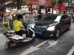 电动车遇上机动车,互不相让:到底谁该让谁?