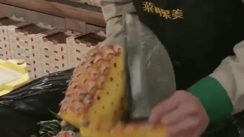 老板特意拿来这个凤梨,让服务员给它削皮,刀工真是让人大开眼界!