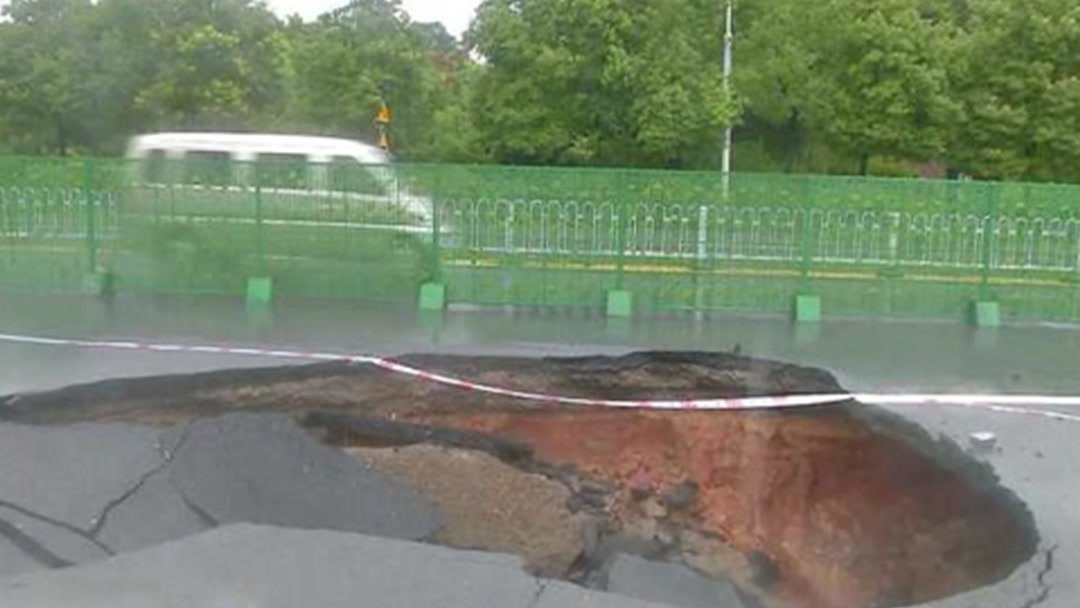 湖南衡阳路面突发塌陷 现4米深坑