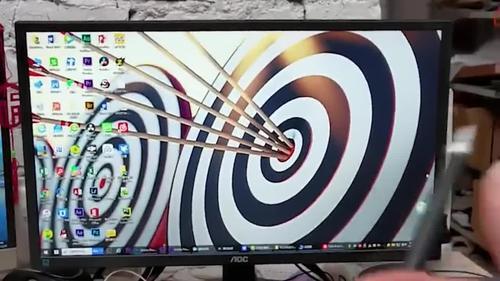 当把电脑屏幕设置成箭靶,强迫症看到之后,随后的反应一个月工资没了