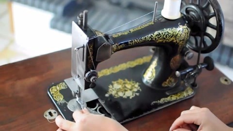 日本发明的迷你缝纫机,仅有订书机大小,电池一装就能用了