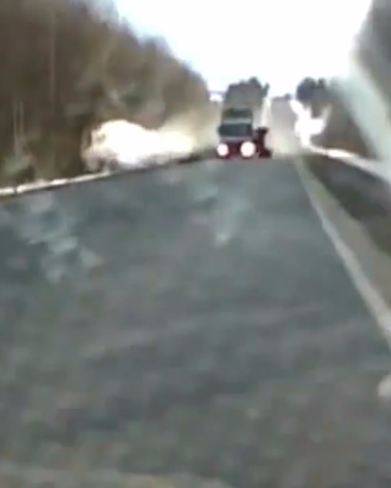 实拍卡车车厢侧翻气势汹汹向摄像车冲来,吓尿了