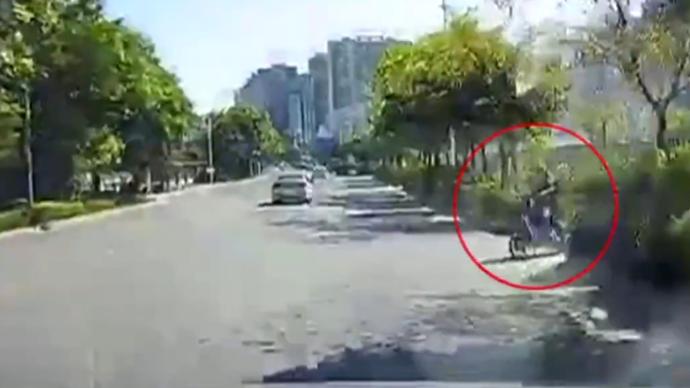 12岁男孩驾共享电动车逆行横穿非机动车道,撞车住院