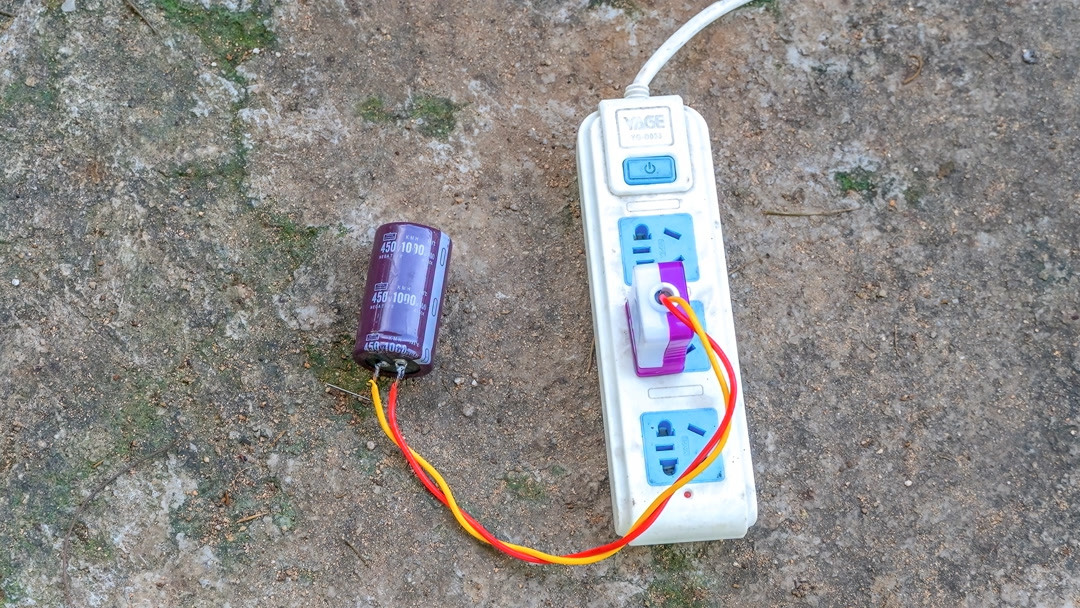 将电解电容接上220v交流电,结果会怎么样呢?