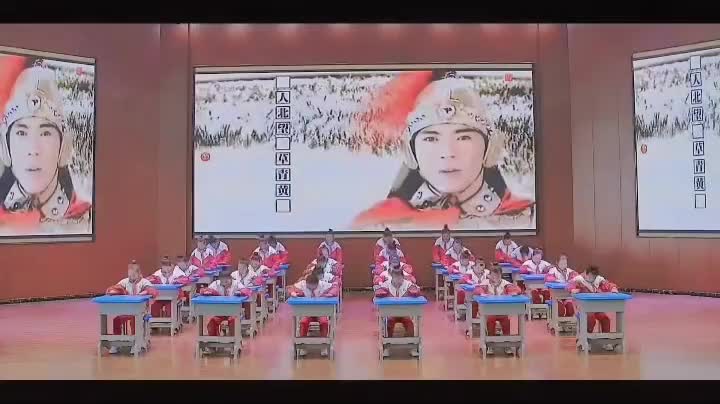 众位学生们一起做课桌舞起课桌舞,这舞蹈动作很有活力满满的青春气息