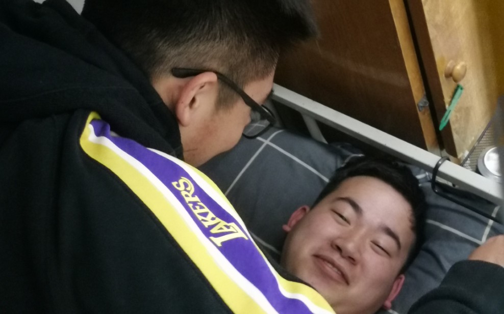 来自男生宿舍的动态表情包:多人运动?