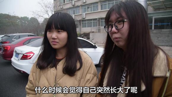 问单身的人感情问题,往往会很尴尬,在校园采访,学姐说没恋爱过