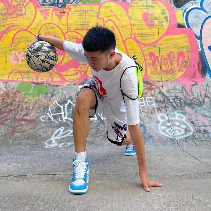 假装懂篮球的可乐