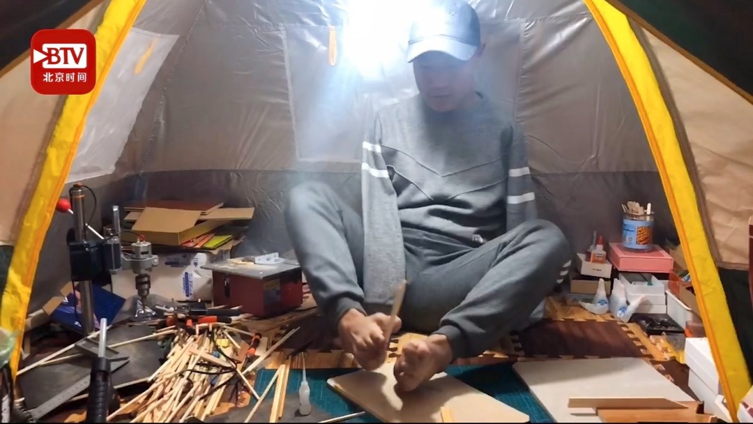 四岁失去双臂小学二年级辍学 他靠制作电动模型收获大量粉丝