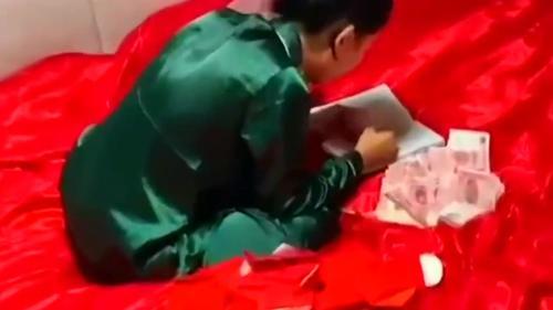 结婚的晚上你们都在干什么?看我媳妇数的多认真,进来这么长时间都不...