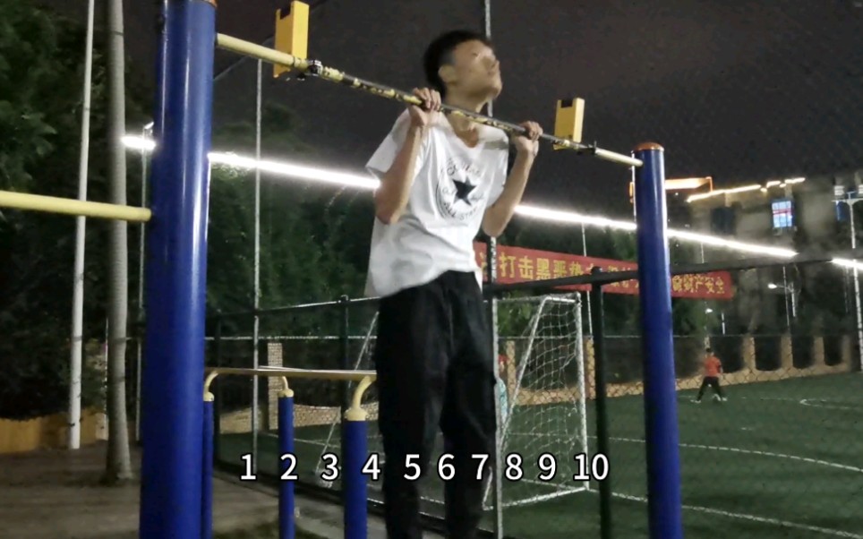 大学生体测:舍友做引体向上真是一个牛人,一口气可以做12个