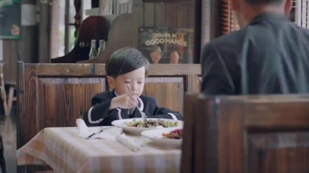 儿子在学校不知道怎么交朋友,还是父亲有办法,教了儿子一招