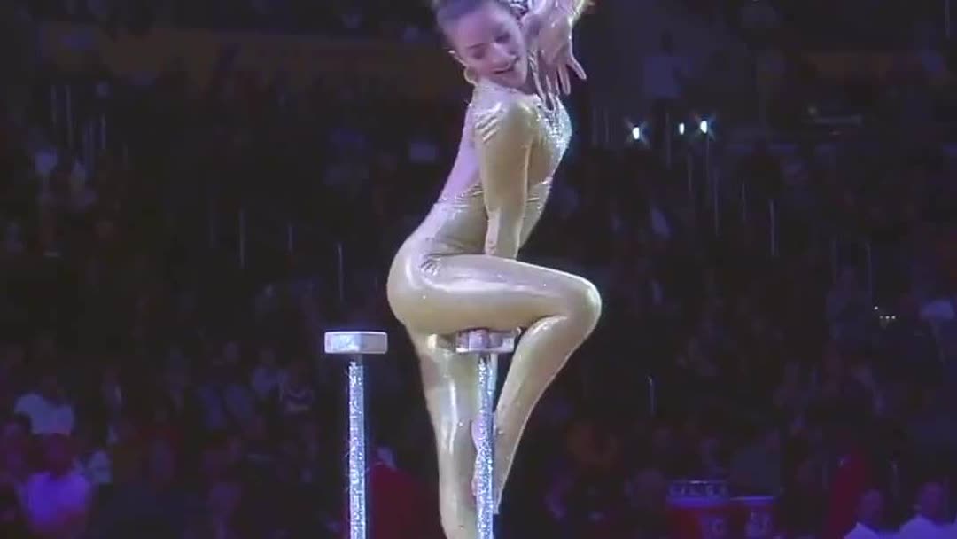 柔术与杂技的结合,妹子的表演很精彩,让人赞不绝口