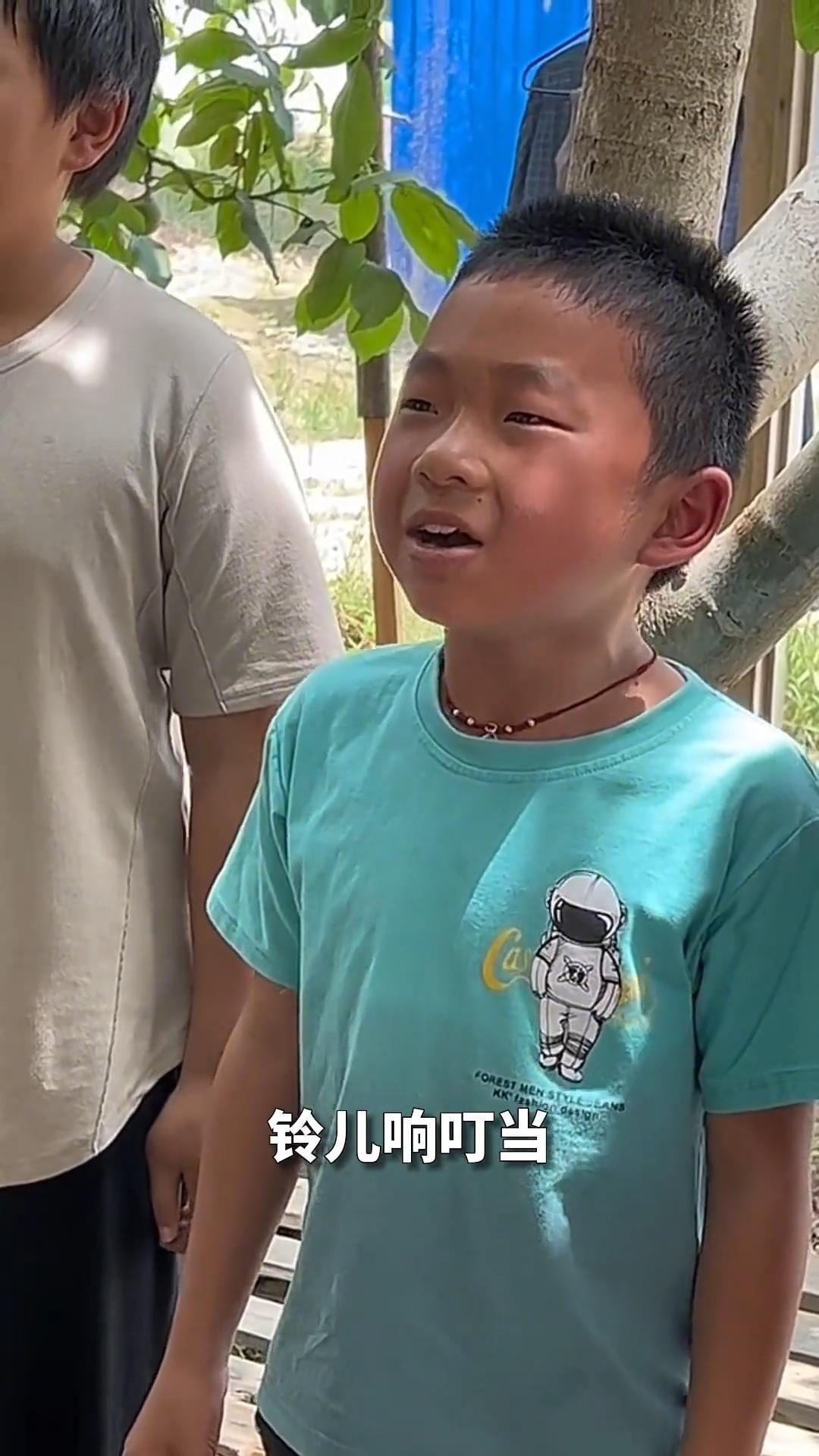 方言版《铃儿响叮当》再现,队友都跟着唱跑调了,网友:圣诞老人来了也...