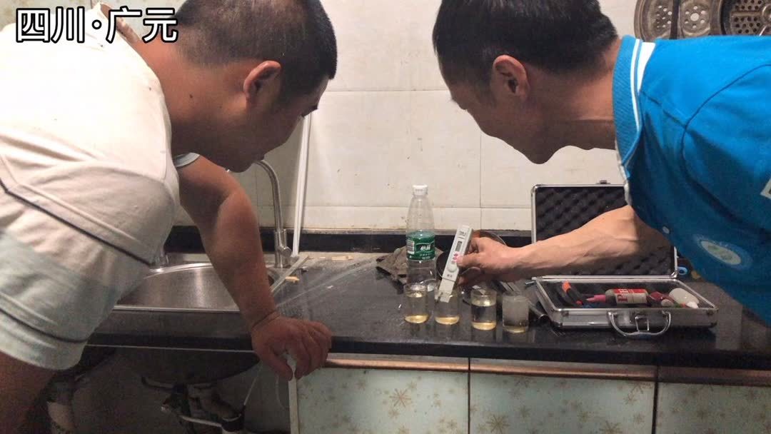 农村小伙新购下乡净水器,工作人员检测净化前后水质,差别还真大