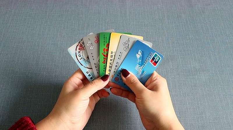 银行卡要不要开通短信通知?银行退休员工说漏了嘴,别再吃亏了