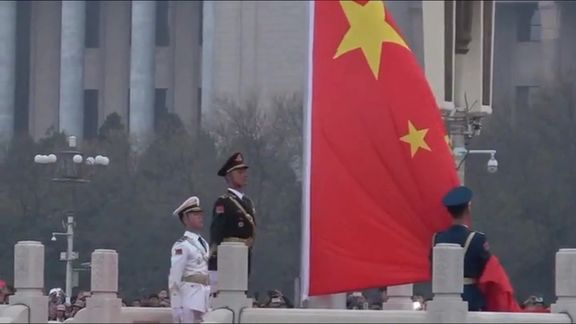 护旗手上前把国旗收好交给国旗手袁晋爽,每一个动作都相当帅气!