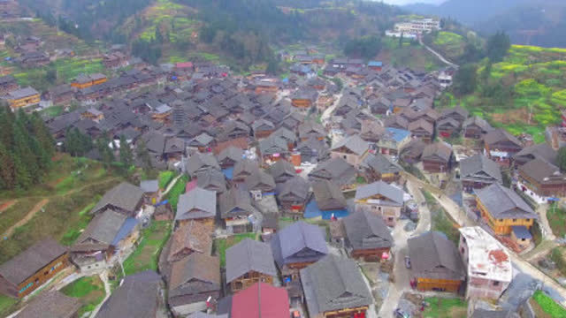 航拍贵州大山里侗族村寨,建筑极具特色,感受民族文化的好地方