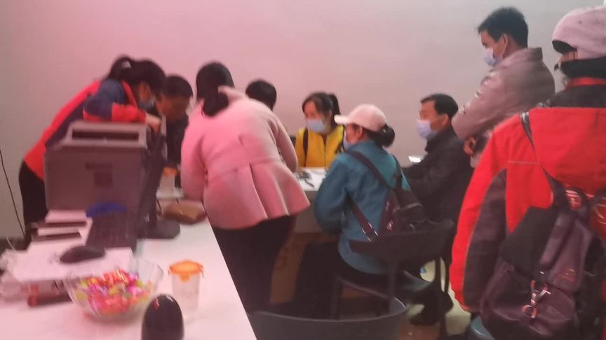 现在是北京时间21点30分,还有那么多人在排队办优惠套餐