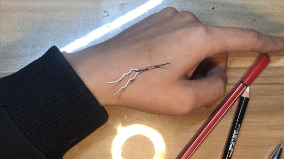 原来最真实的皮肤穿针是画上去的!