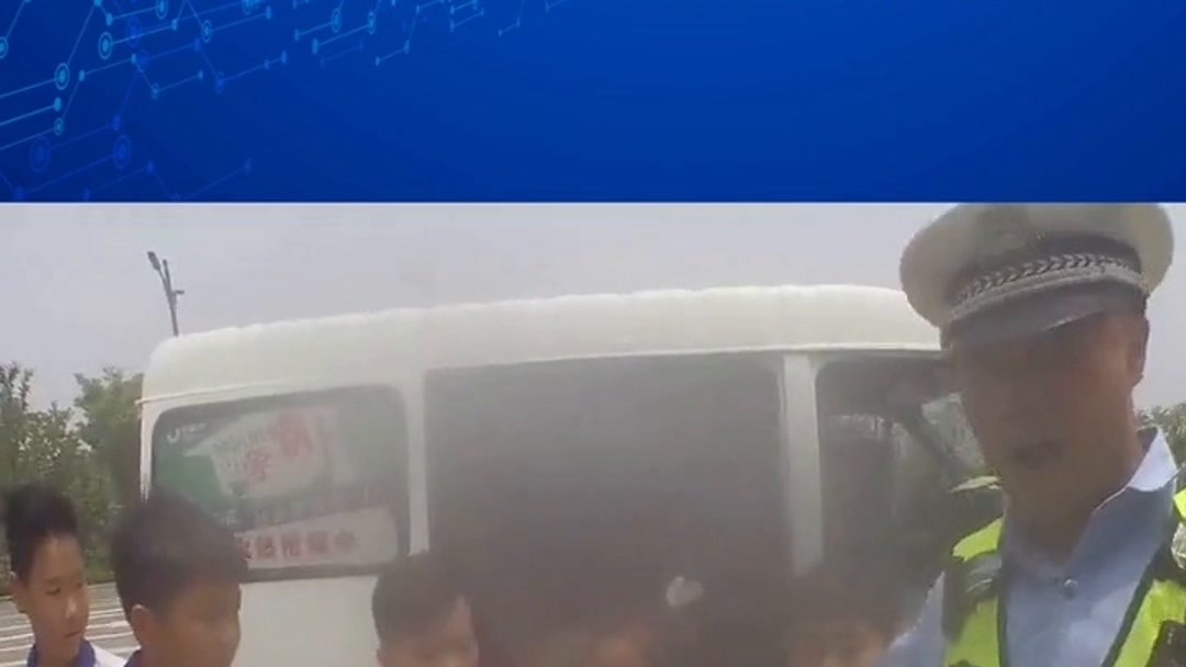 查处超员黑校车,消除交通安全隐患