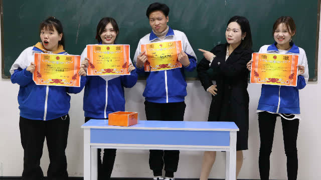 老师发奖状,学渣考1分却获得“最佳成绩保持奖”,什么情况