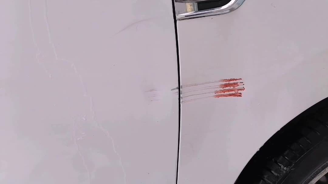 修个车这划痕属实是吓了我一跳,猛的一看我以为被老虎抓了呢