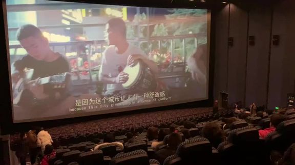 圆点美术学校学生们自己拍摄的宣传片在奥斯卡影院播放,效果就是不...