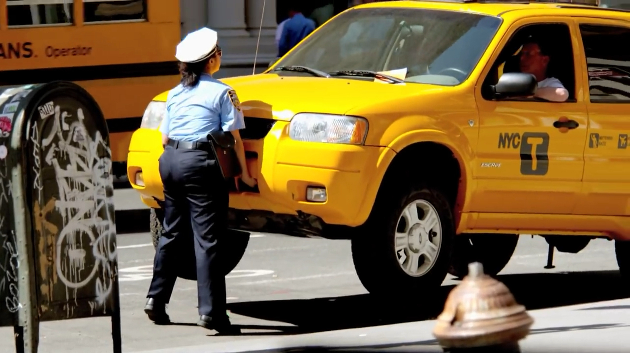 搞笑!碰到这样的交警开罚单,汽车都能拎起来,围观者惊呆!了!