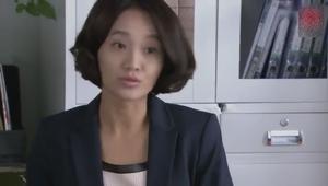 美女领了一箱政府财政补贴的钱,同事扔给美女一沓钱,然后提走了