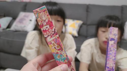 双胞胎拆新买的盲盒笔,内有"再来一盒"的卡片,会幸运拆到吗