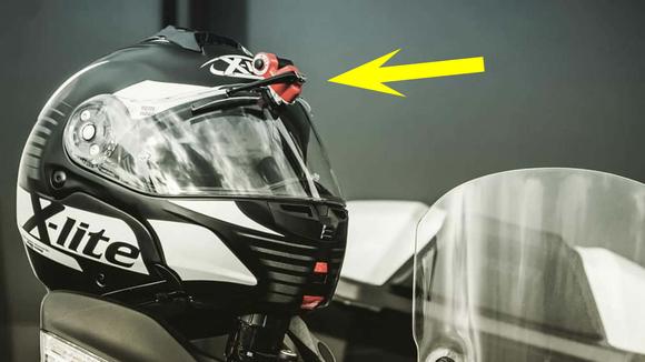 摩托车头盔装个雨刮器,还是电动的,风雨中也能保持清晰视野