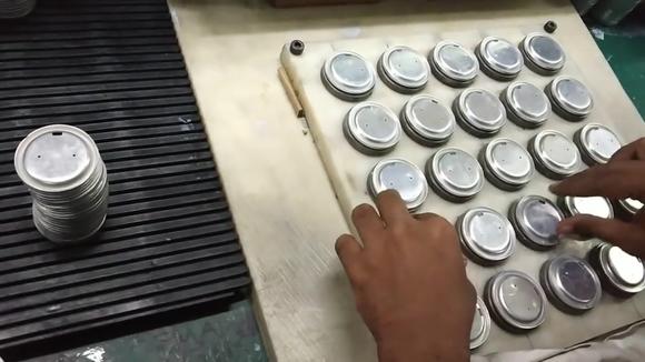 手工流水线制作LED灯泡 这一个灯泡成本得多少钱?