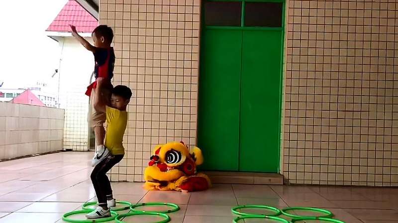 值得我们大人学习,小弟弟真不容易,传统文化的传承者,刻苦训练