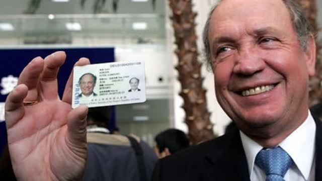 中国"绿卡"最难拿?那么已经拿到的老外,都是什么背景?