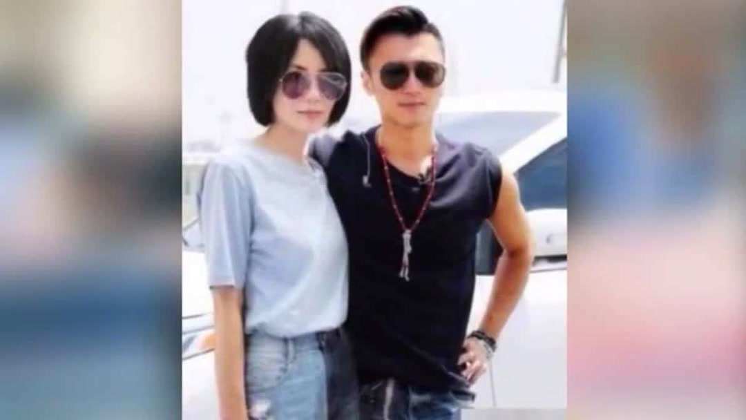 谢霆锋已求婚王菲现身机场左手无名指戴戒指