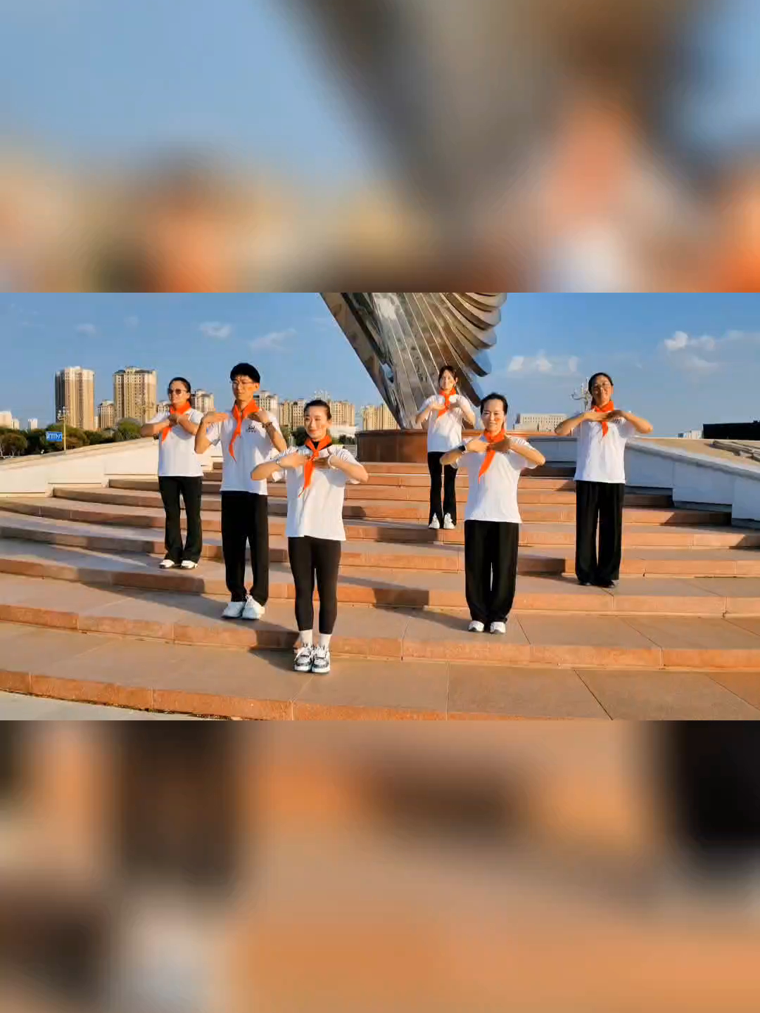 舞蹈教师拍摄手语舞祝福祖国