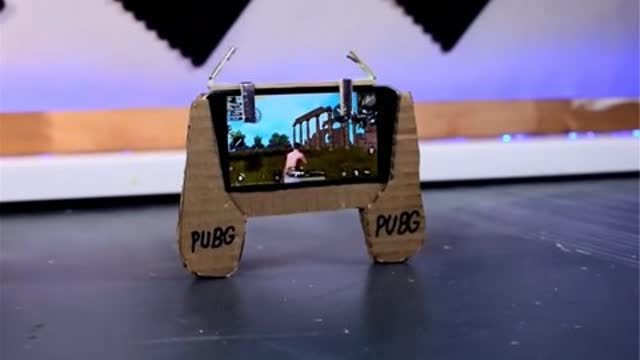 牛人用纸板制作了一个手机支架,用来打游戏太方便了