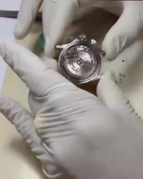 手表上满是划痕,依然能够焕然一新,这其中只需要…