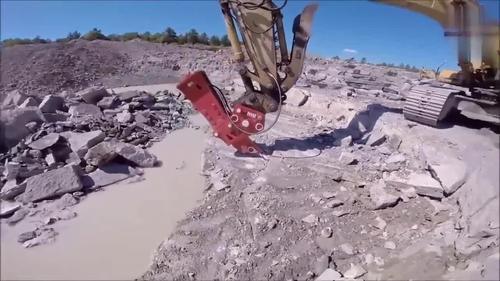当挖掘机装上这个破碎锤,简直就是破拆利器,厉害了!